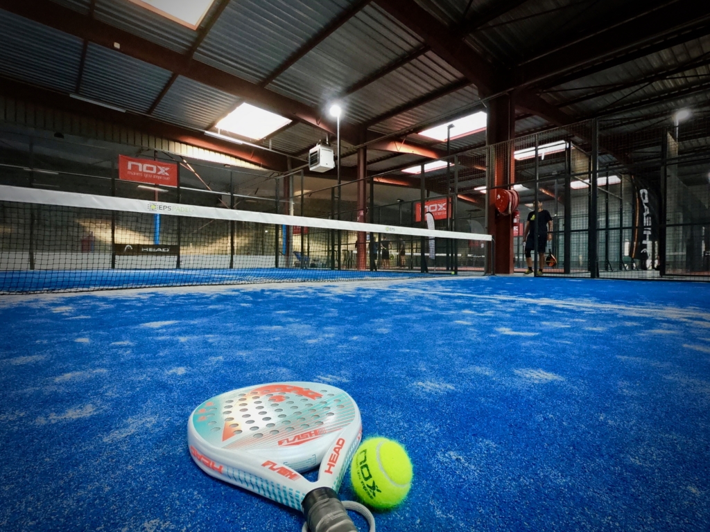 Le padel, un mix sportif entre amis - La Dalle Angevine